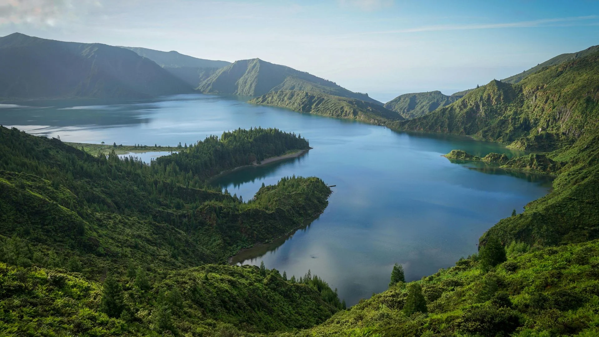 Azores o Cabo Verde: Naturaleza volcánica vs Playa caribeña en el Atlántico