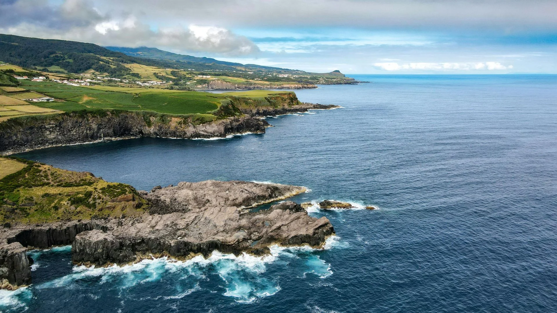 Azores o Cabo Verde: Naturaleza volcánica vs Playa caribeña en el Atlántico